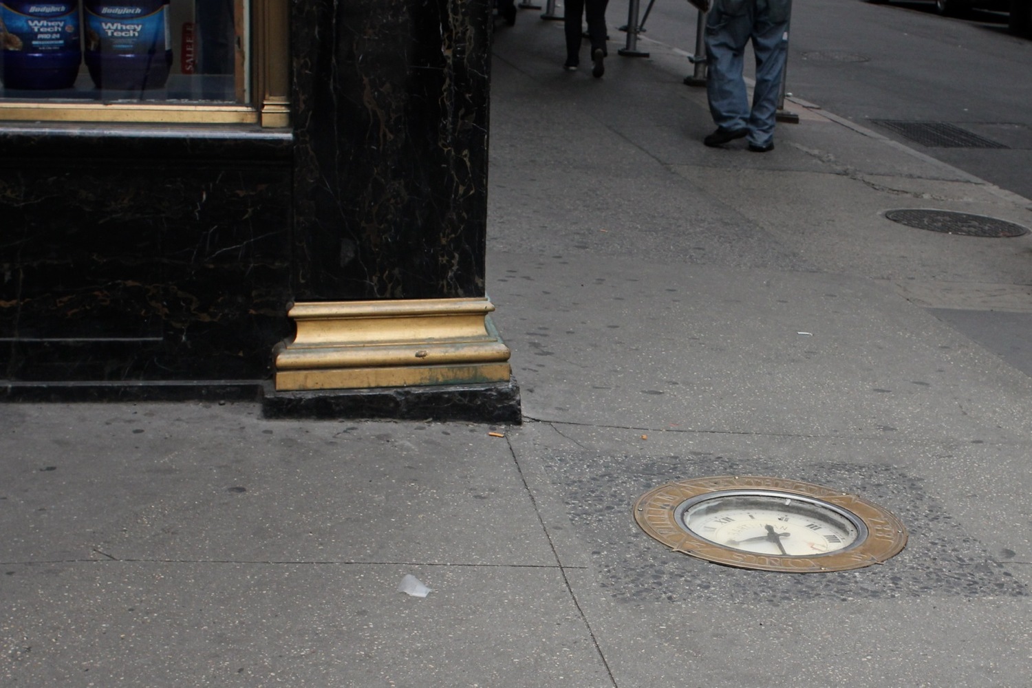The Story Of New York's Sidewalk Clock (VIDEO) - HODINKEE