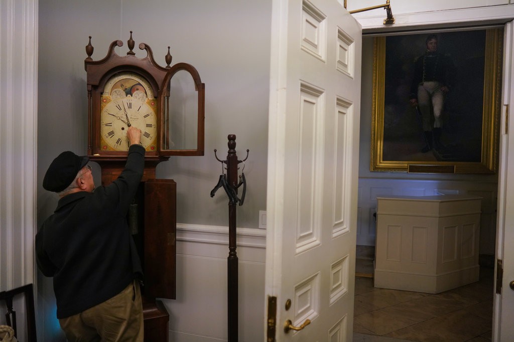 Recommended Reading: The Man Who Turns Back New York City's Clocks (By ...