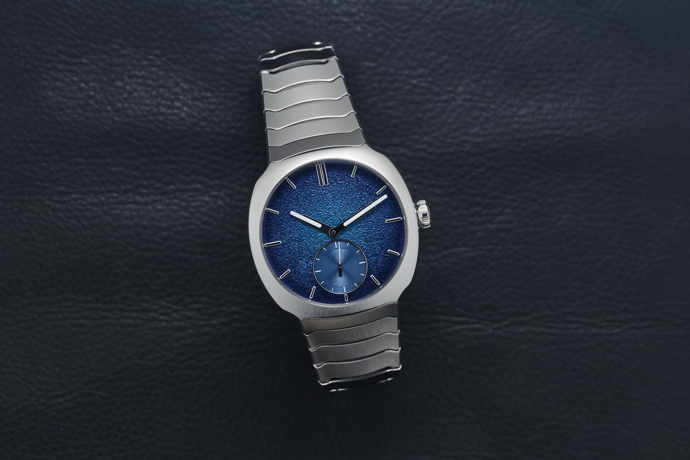 Review of the H. Moser Streamliner Small Seconds Blue Enamel